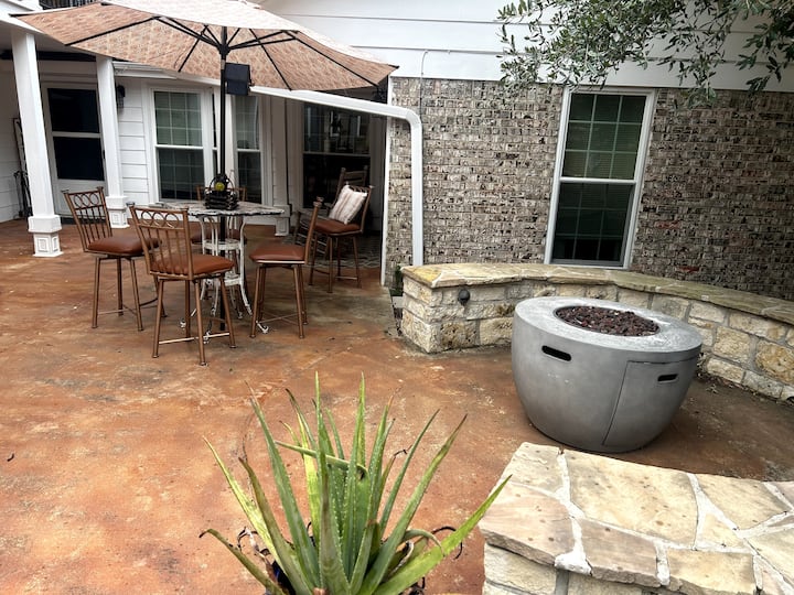 Backyard Guesthouse With Charm - Bryan, TX