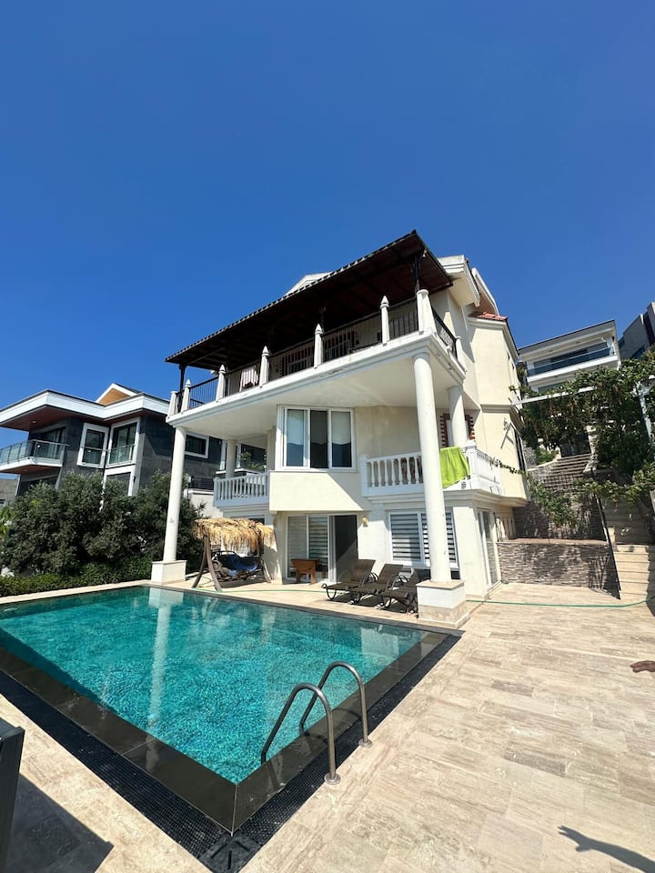 Müstakil Havuzlu Ultra Lüks 5+1 Villa - Çeşme