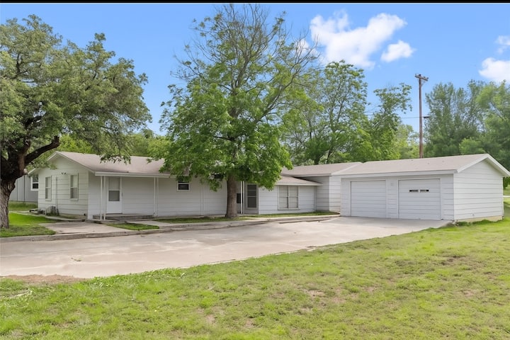 5br2ba W/gameroom Near Lake Brownwood | Sleeps 12+ - Lake Brownwood, TX