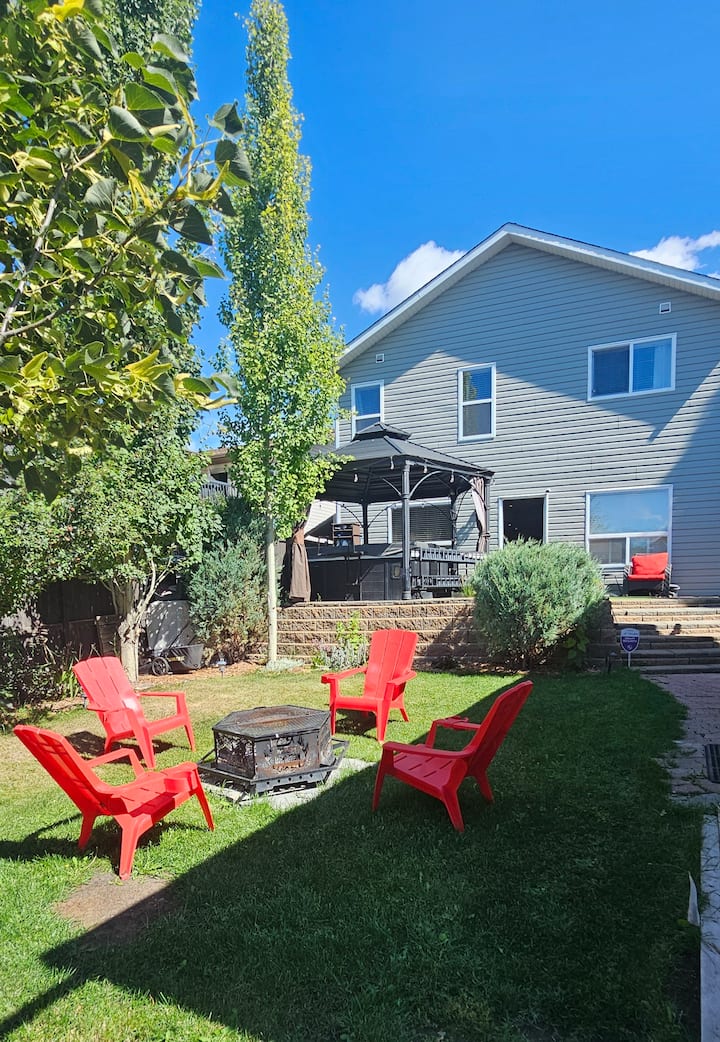 "Modern Comfort" Walkout Suite W/hot Tub - Red Deer