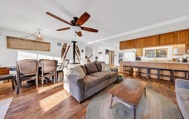 Top Of The Line Lake Retreat - Lake Views! - Greenville, CA