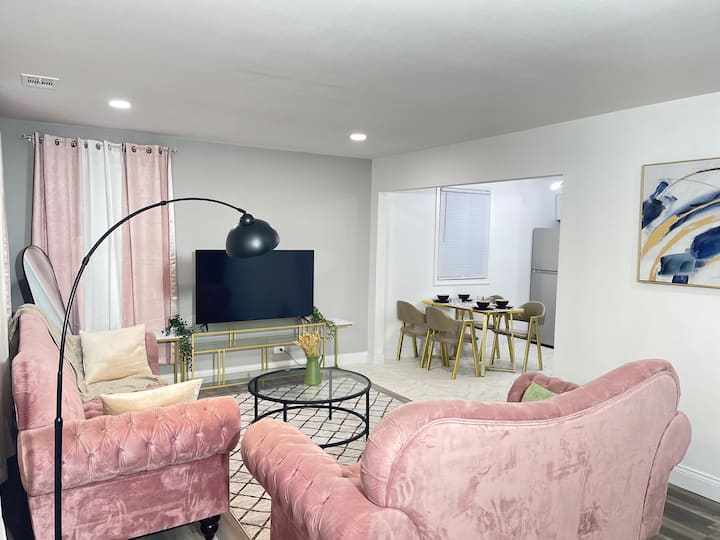 Modern Cozy Home + Free Parking - Frankfort, IL