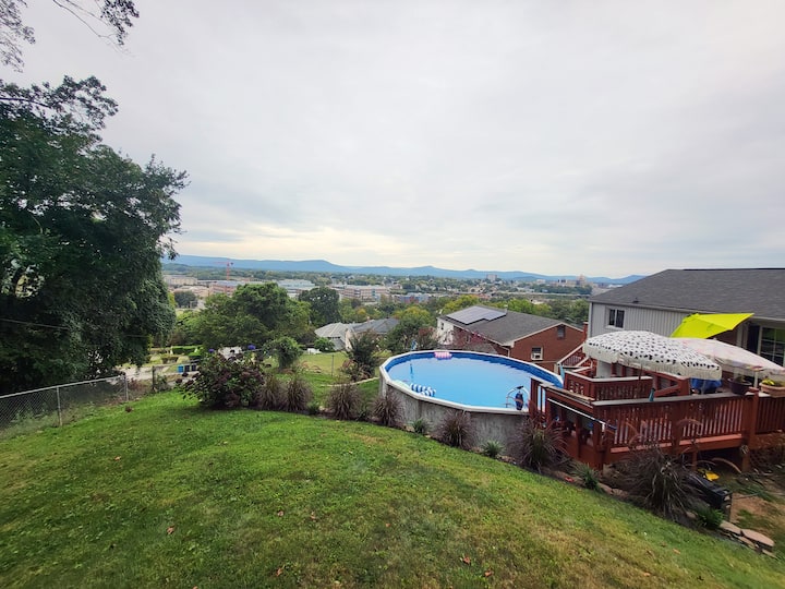Downtown Studio Retreat Pool, Deck & Skyline Magic - Roanoke, VA