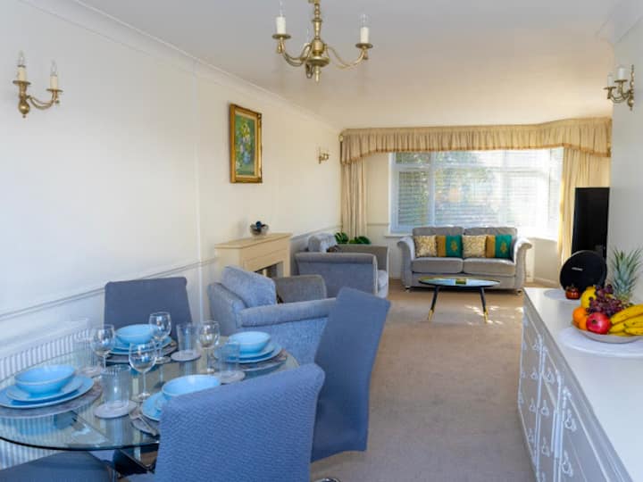 Stylish-clean 3 Bed House- Garden-parking-king Bed - Romford