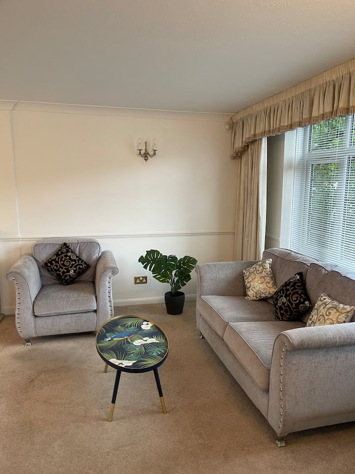 Stylish-clean 3 Bed House- Garden-parking-king Bed - Brentwood