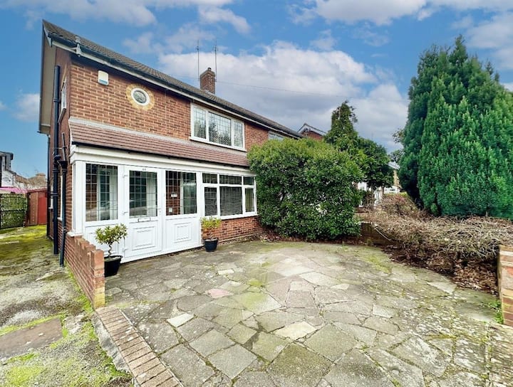 Stylish-clean 3 Bed House- Garden-parking-king Bed - Romford