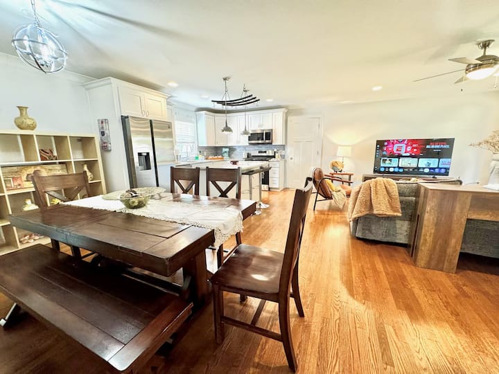Bright & Spacious Charlotte Getaway - Charlotte