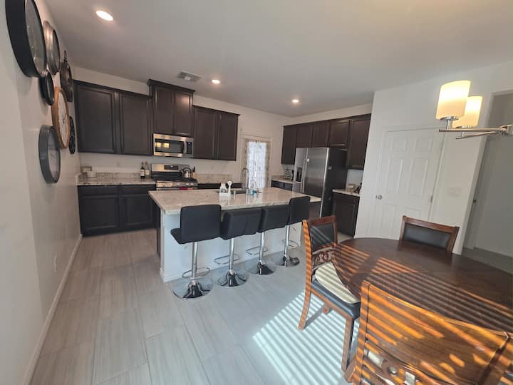 New Gated Luxury: Soaking Tub, Patio, Bbq! - North Las Vegas, NV