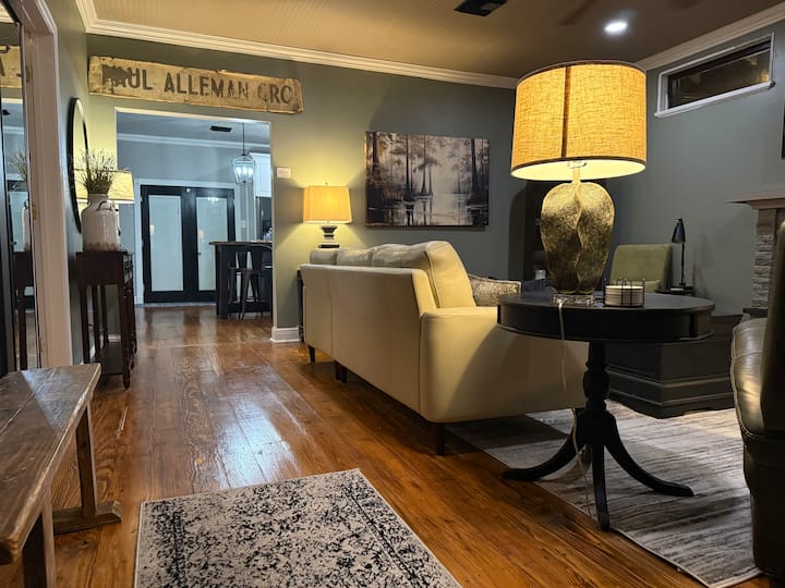 Renovated & Refined ~ With F/porch & B/deck Charm - Lafayette, LA