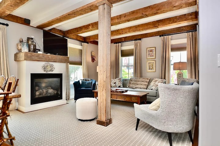 Mountain Chic Getaway - Entire Condo Unit - Stowe, VT