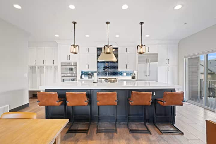 Spacious 5br Family Townhome With Hot Tub And Gara - United States