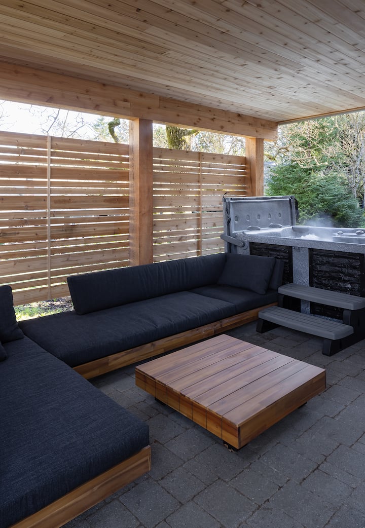 Hot Tub + Private + Quiet + 2 Bedroom - Victoria