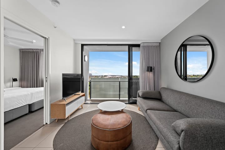 Riverside 1br Apt W/ King Bed & Pool! - Brisbane