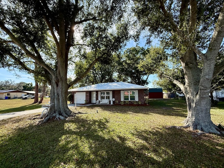 Lake Clay Dream Away - Cozy Waterfront - 1/2 Acre - Lake Placid, FL