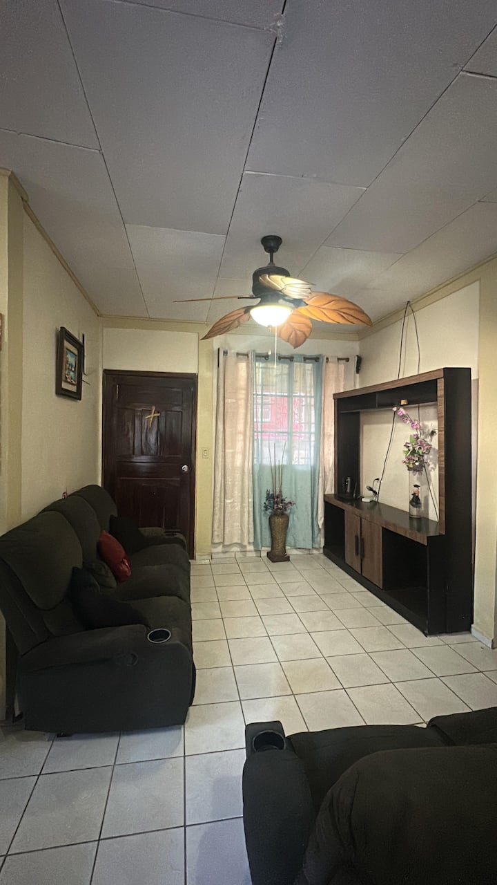 Casa Familiar En Barrio Palermo - Puerto Cortés