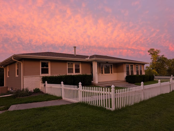 Cozy Hilltop Cottage W/ Patios Near Downtown Omaha - Council Bluffs, IA
