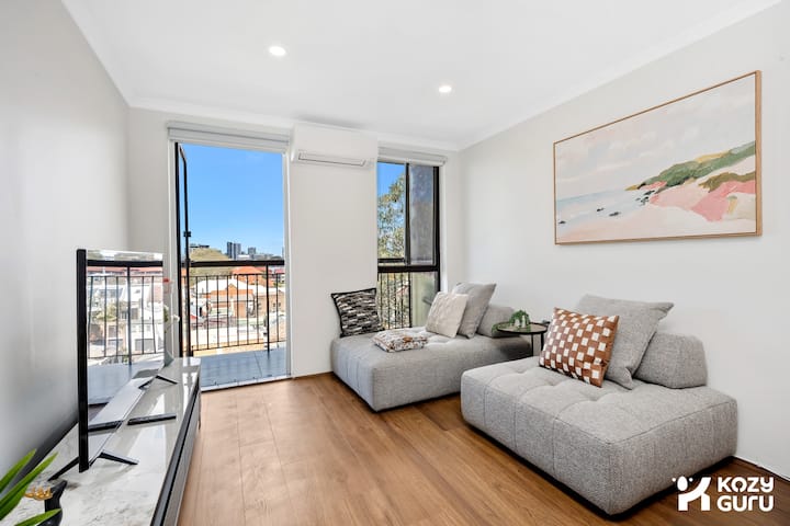 Kozyguru | Surry Hills | Sleek City Pad + Balcony - Surry Hills