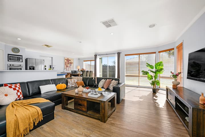 Spacious 4br+2ba Family Home Near Casey Central - Cranbourne
