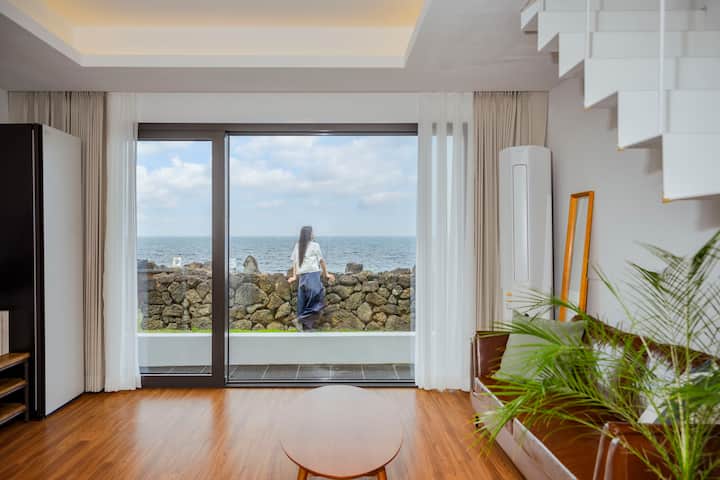 <오션뷰/특가>감성숙소/바다뷰/1,2층(복층)/소프트욕조/bbq/파노라마 가든룸 - Jeju-si