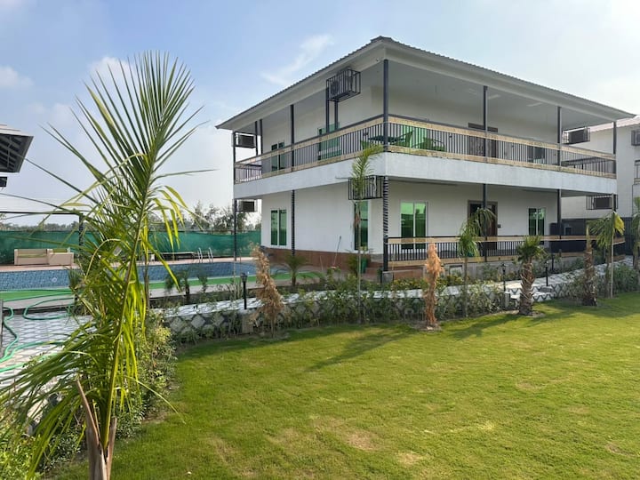 Riverside Luxurious Poolfarm - 노이다