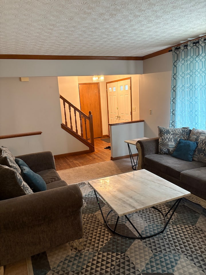 Cozy Modern Home Near Shops - Dublin, OH