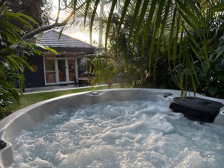 North Manly Hot Tub Coastal Stay - Narrabeen
