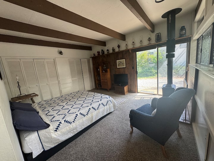 Adventure Basecamp With King Bed - Bishop, CA