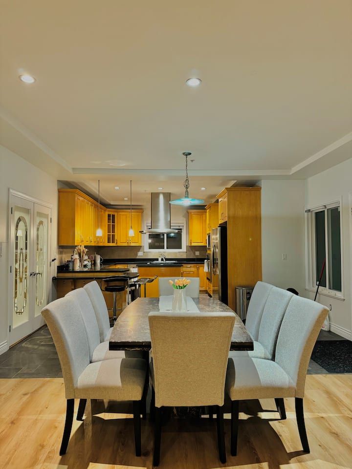 Spacious 5br+4ba|entire Main & Upper Levels - Vancouver