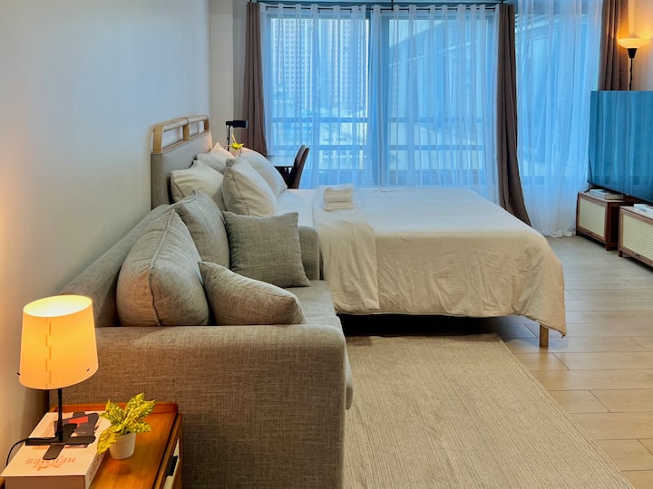 Free Parking & Pool—cozy Staycation Eastwood View - Quezon City