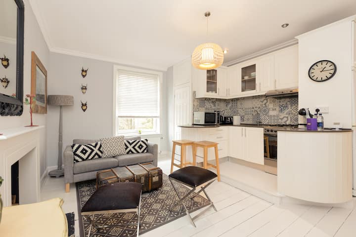 Inviting 1br W/balcony, East Putney, 2 Min Tube - Fulham