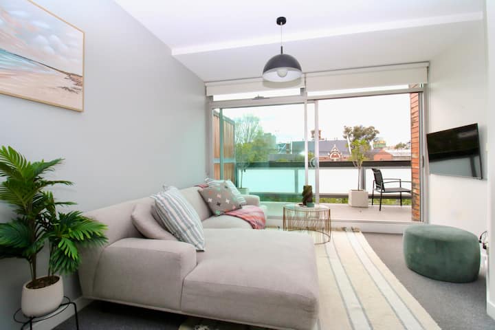 Perfect St Kilda 2br + Beach 5 Min + Free Parking - Bayside City