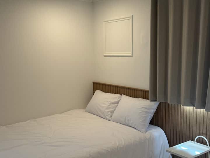 Brand New Sale! 홍대입구역 7분/ 연남동/Best For 2-4 Person - Seoul