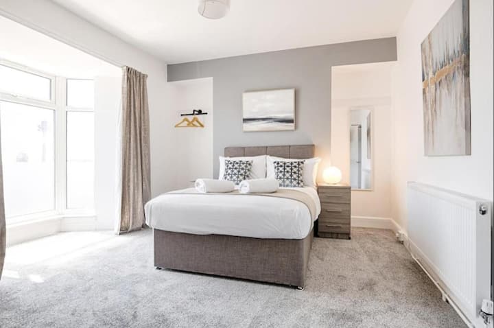Modern 4 Bed Home –City & Beach Nearby In Swansea - Swansea