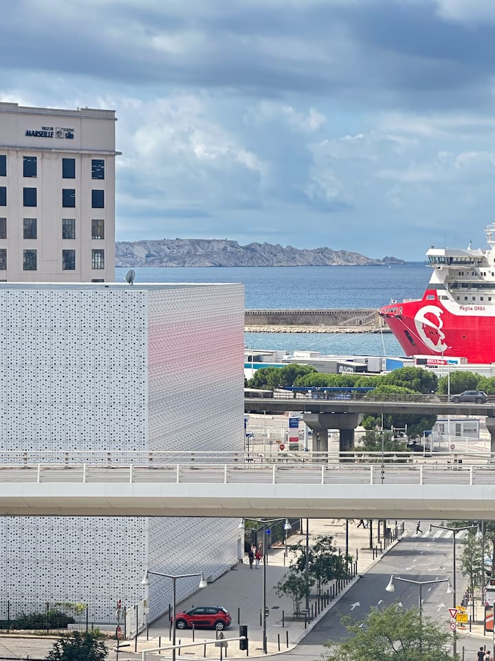 Grand T2 Lumineux Aperçu Mer, Calme, à 2 Min Tram - Marseille