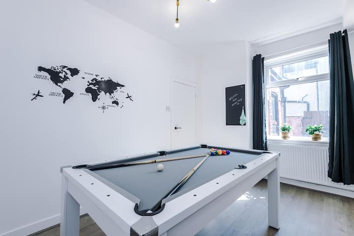 Free Parking | 4bed Home In Salford | Game Room - Mánchester