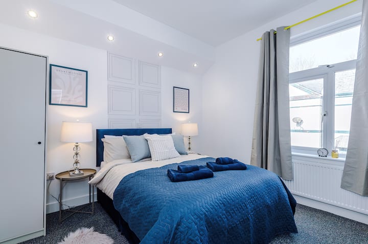 Family & Group Stay | Games Room | Parking - Manchester