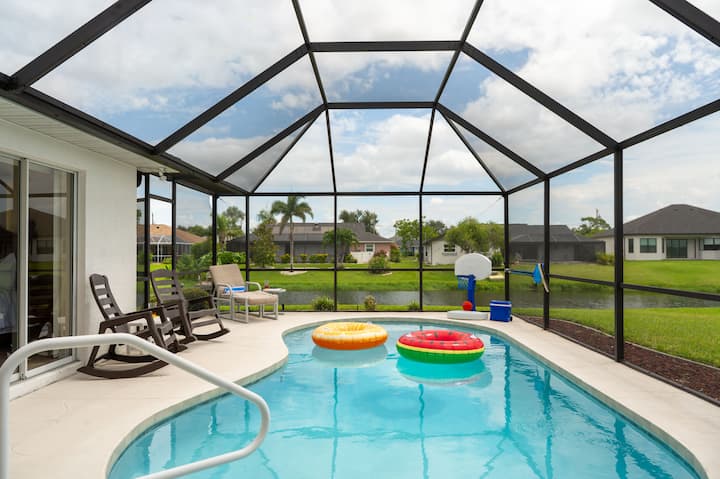 Florida Family Getaway–waterfront Views, Pool, Bbq - Englewood, FL