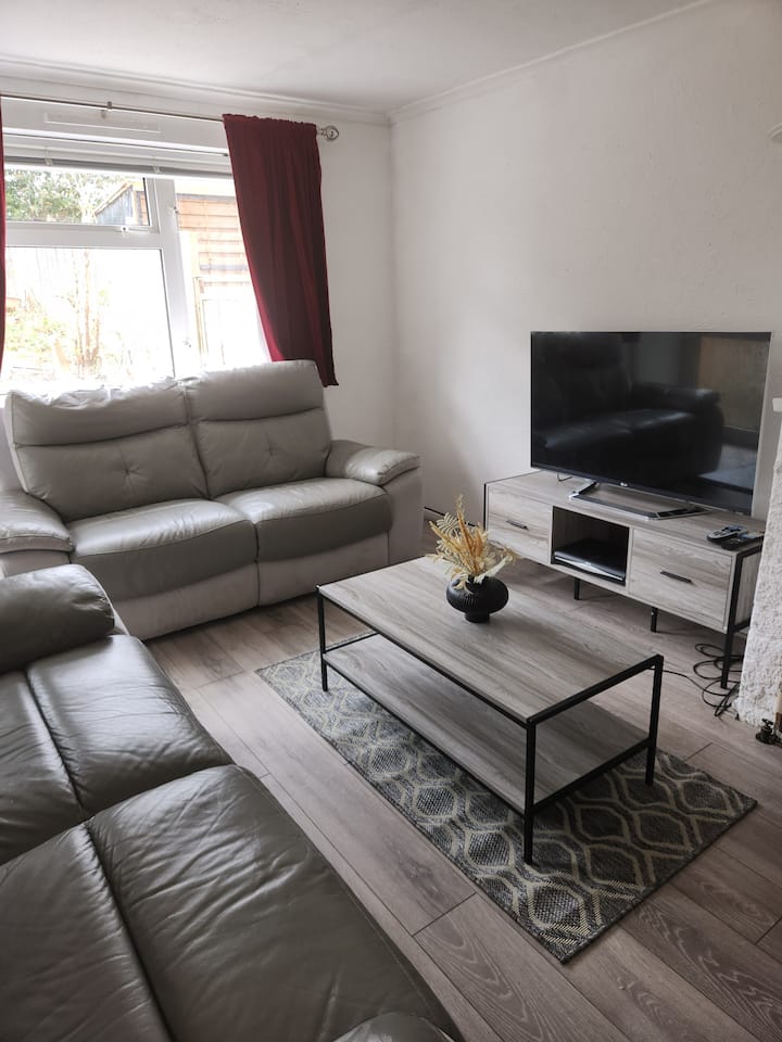 Beautiful Two Bedroom House; Entire House - Stevenage