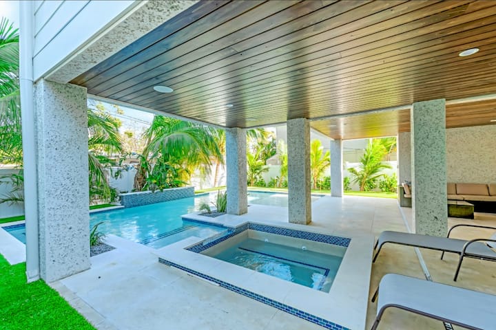 7 Bedroom Gorgeous Beach House! 1 Min To Beach ! - Bradenton Beach, FL