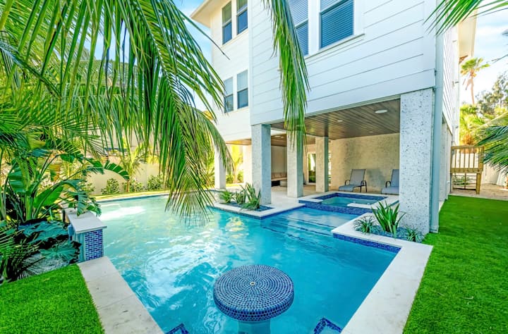 7 Bedroom Gorgeous Beach House! 1 Min To Beach ! - Anna Maria, FL