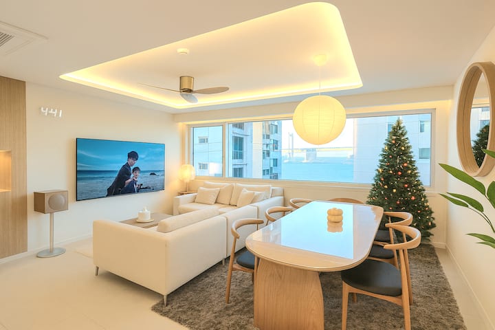 신규34평+스위트룸숙소+해변1분컷+무료주차+침실2+화장실2+퀸침대3+82"tv+짐보관가능 - Pusan