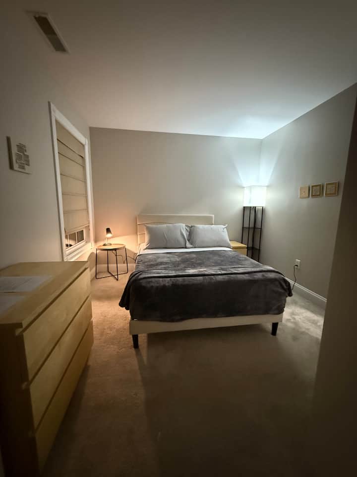 Modern Cul-de-sac Retreat: Near Lake, Casino & Bdl - East Hampton, CT