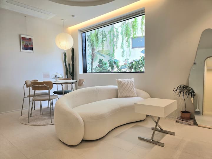 고요한 숲속/신규20형숙소+해변1분컷+1시퇴실+무료주차+침대3+대형tv2대+짐보관가능 - Busan