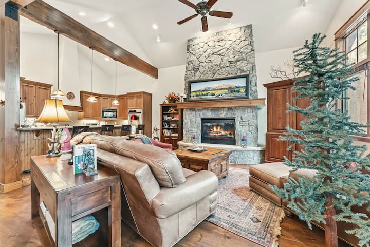 Stately Shock Hill. Gondola In/out!
30+ Nights - Copper Mountain, CO