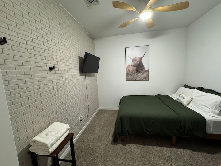 Queen Bedroom #1/shared Bathroom - Sun City West, AZ