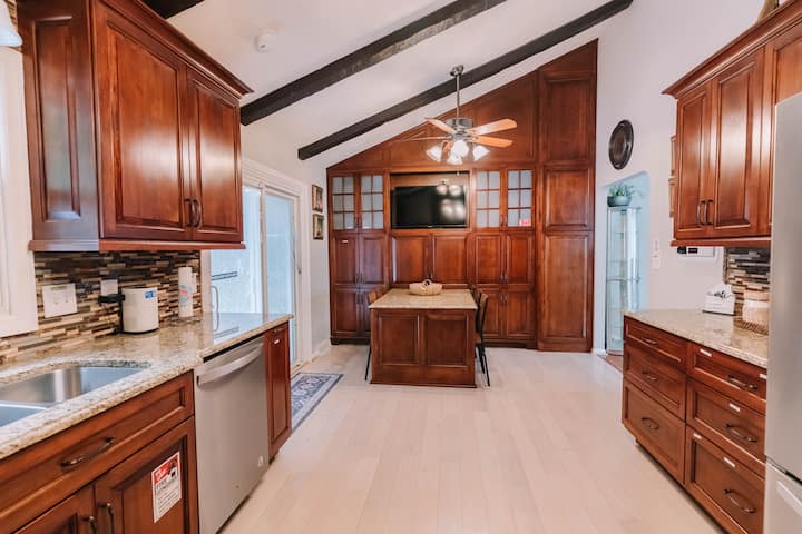 Spacious 4br Retreat W Pool - Danville, VA