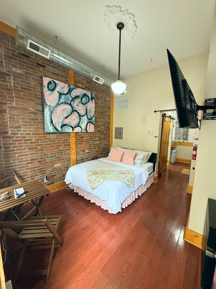 Downtown Apt | W/d+free Parking - Lake, Covington