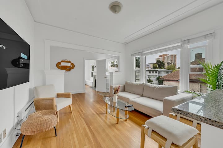 Bright Boho 2br Retreat W/ Views - Oakland, CA