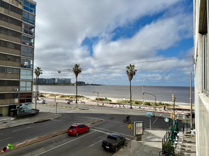 Céntrico A Solo Pasos De Rambla. - Montevideo