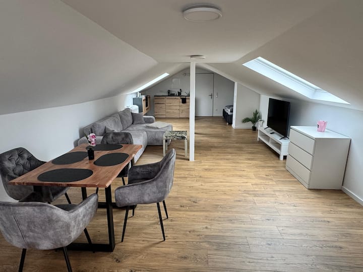 Sanierte Dachgeschoßwohnung. - Düsseldorf